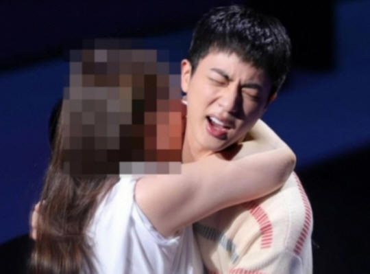 BTSジンにキスした50代日本人女性を特定⁉顔写真・動画拡散で非難殺到 | 日刊朝日