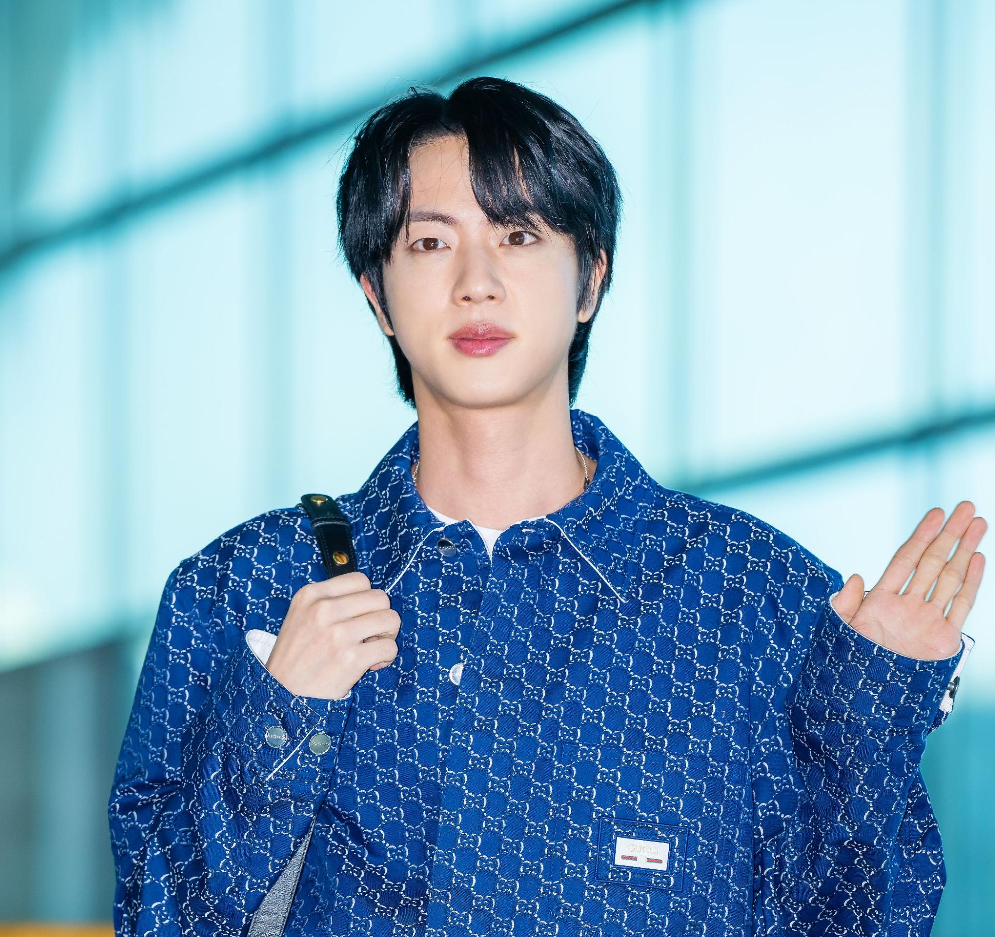 BTSジンにキスした50代日本人女性を特定⁉顔写真・動画拡散で非難殺到 | 日刊朝日